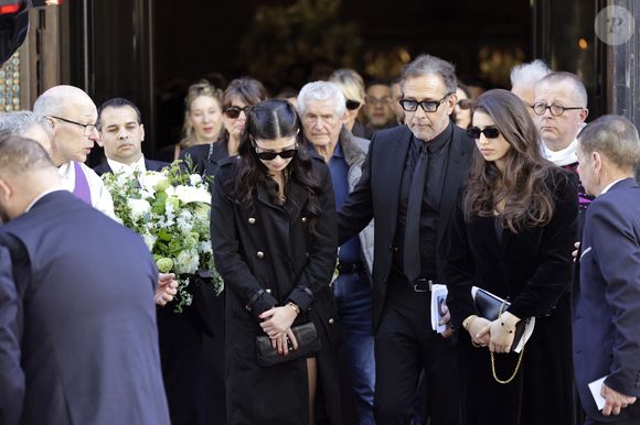 Lors du recueillement pour Nadia Farès, sa fille Cylia soutenue par sa ...