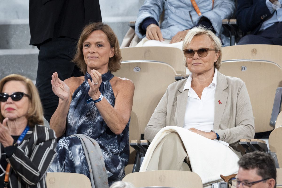 Photo : Muriel Robin et sa femme Anne Le Nen dans les tribunes lors des ...
