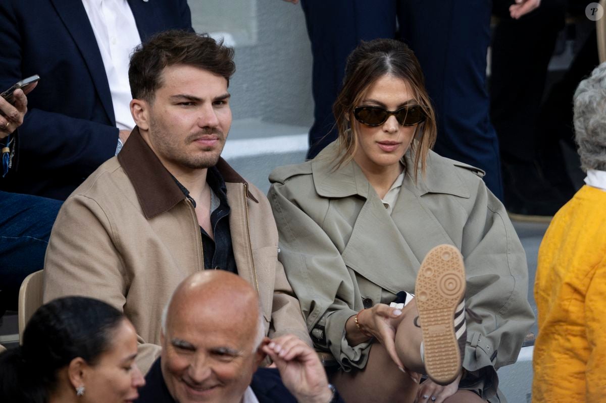 Photo : Antoine Dupont et sa compagne Iris Mittenaere en tribunes lors de la finale messieurs ...