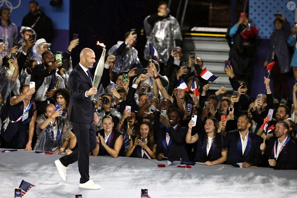 Photo : Zinedine Zidane avec la flamme olympique lors de la cérémonie d ...