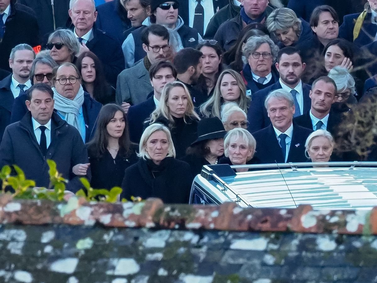 Photo : Marine Le Pen, ses soeurs Marie Caroline et Yann, Mathilde ...