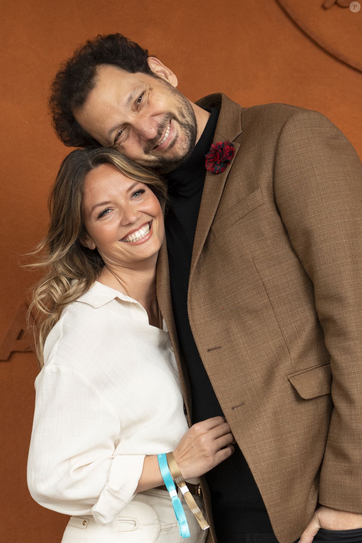 Photo : Éric Antoine et sa compagne Gennifer Demey au village lors des ...