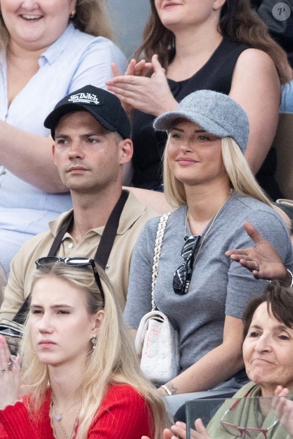 Kelly Vedovelli en sortie de couple dans un lieu emblématique ? L’identité de l’homme qui l ...