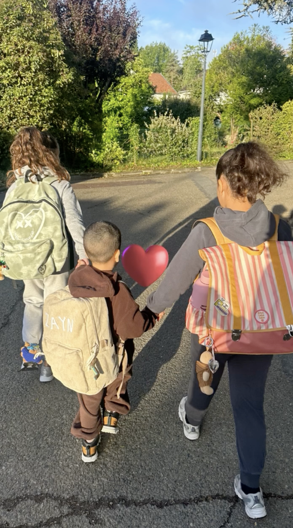 Amel Bent en famille : elle photographie ses trois enfants main dans la main, une rare photo de ...