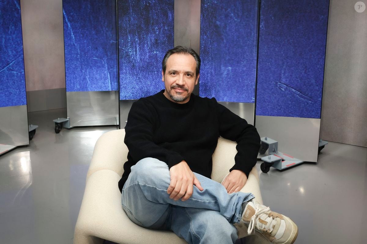 Photo : Alexandre Astier sur le plateau de Clique présenté par M.Achour ...