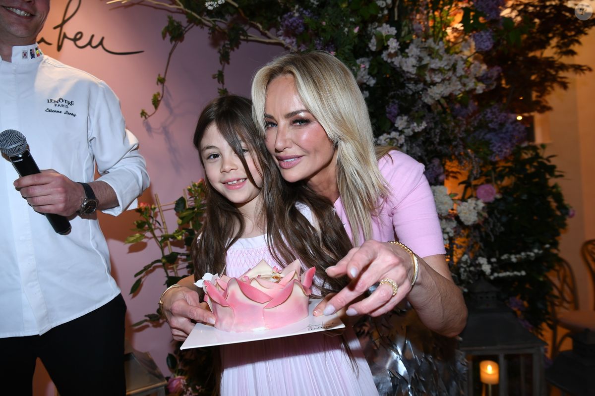 Photo : Adriana Karembeu avec sa fille Nina - A l'occasion de la fête ...
