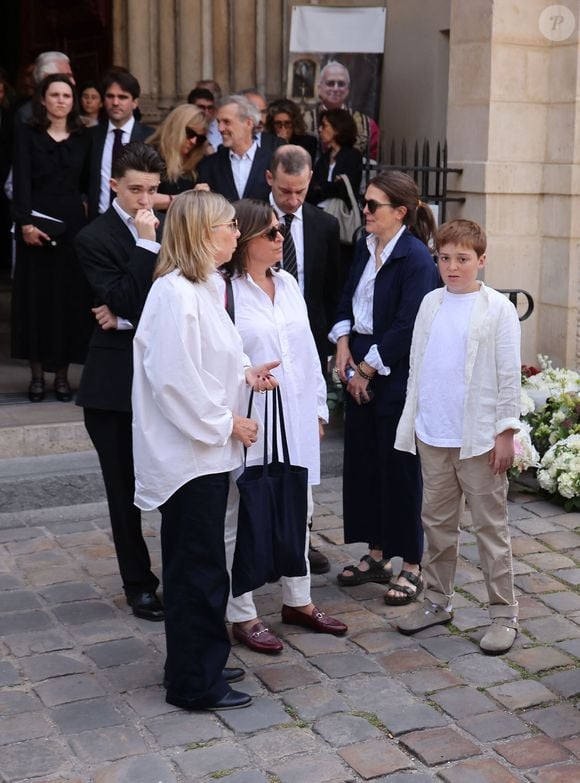 Alexandra et Clarisse, les filles de Philippe Labro, se serrent les ...