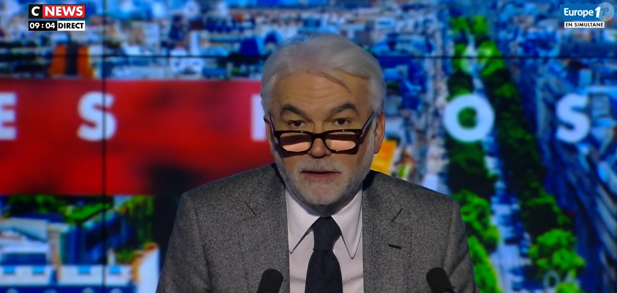 Photo : Pascal Praud a fait face à un problème technique dans "L'heure ...
