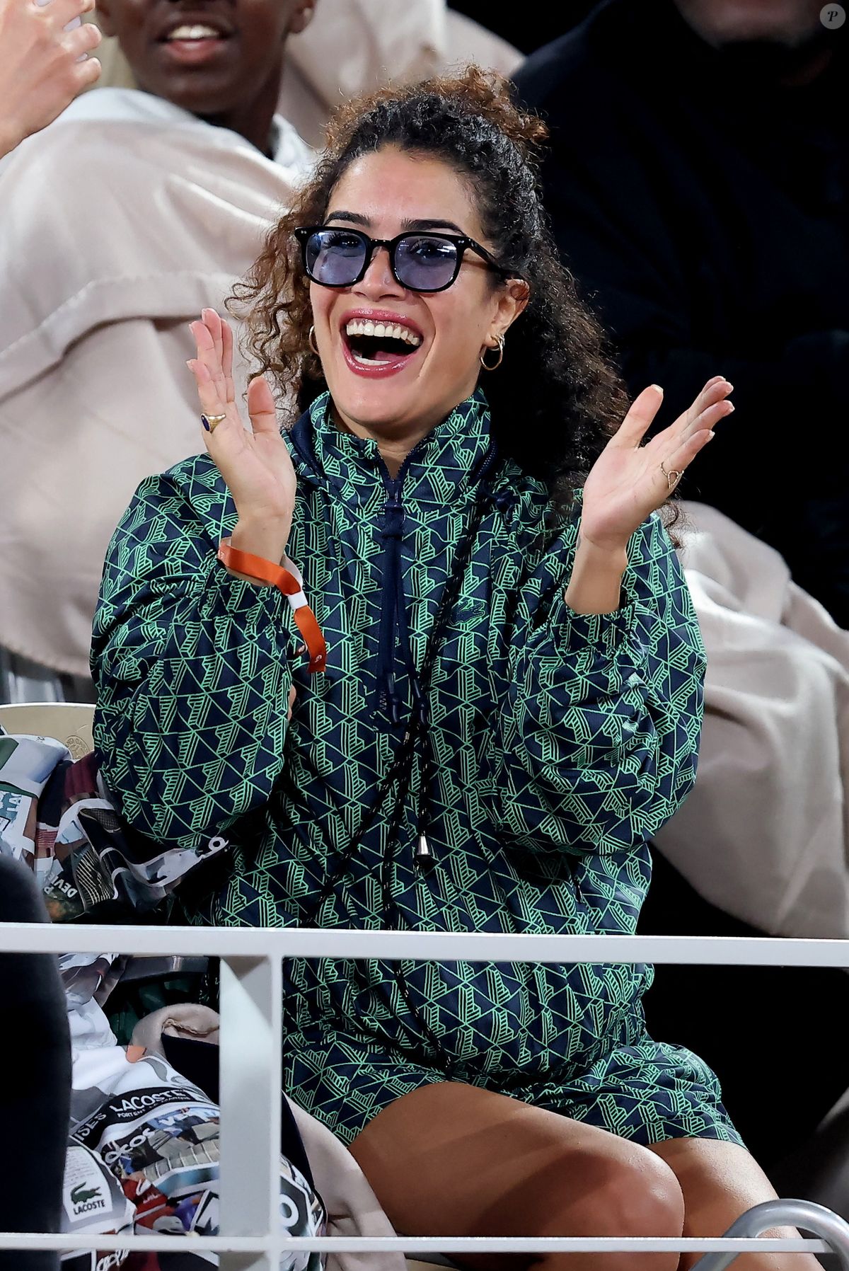 Photo : Sabrina Ouazani dans les tribunes des Internationaux de France ...