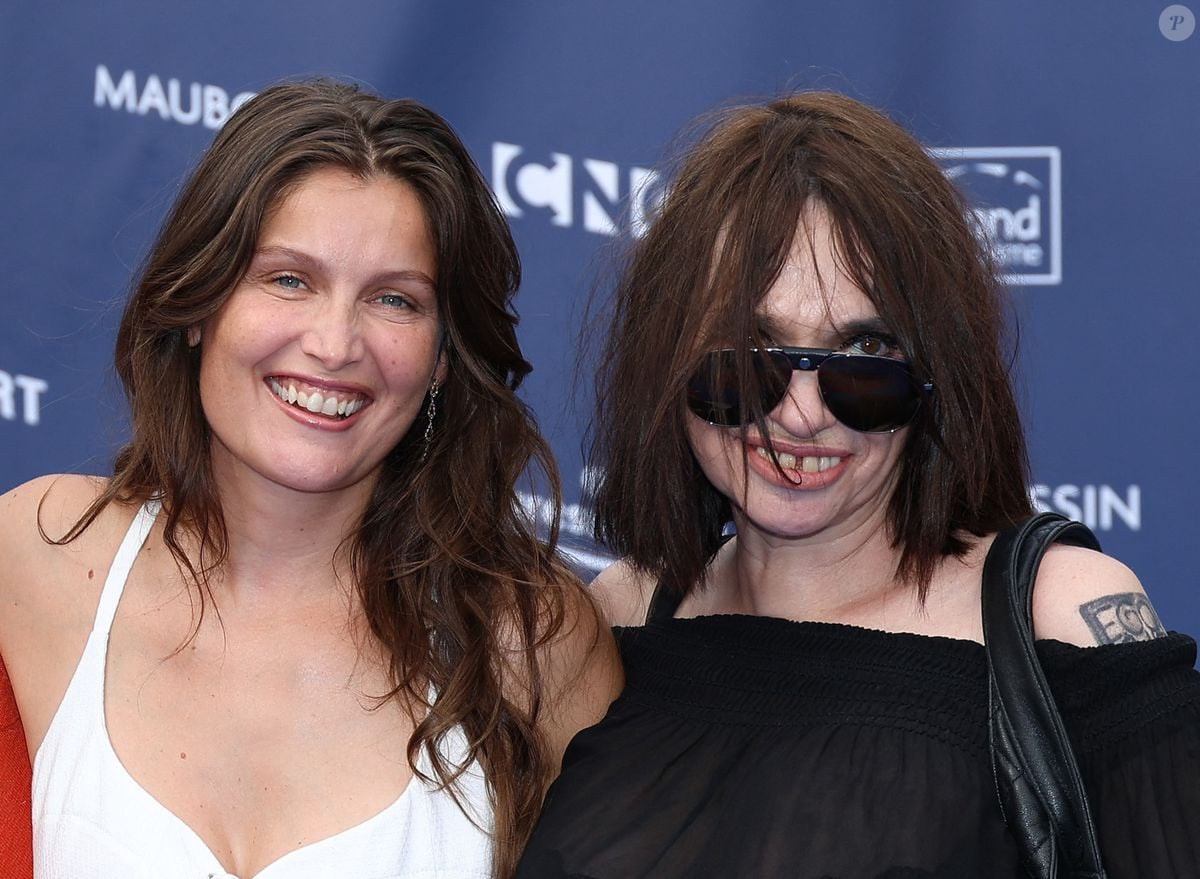 Photo : Laetitia Casta avec Béatrice Dalle sur le tapis bleu de la ...