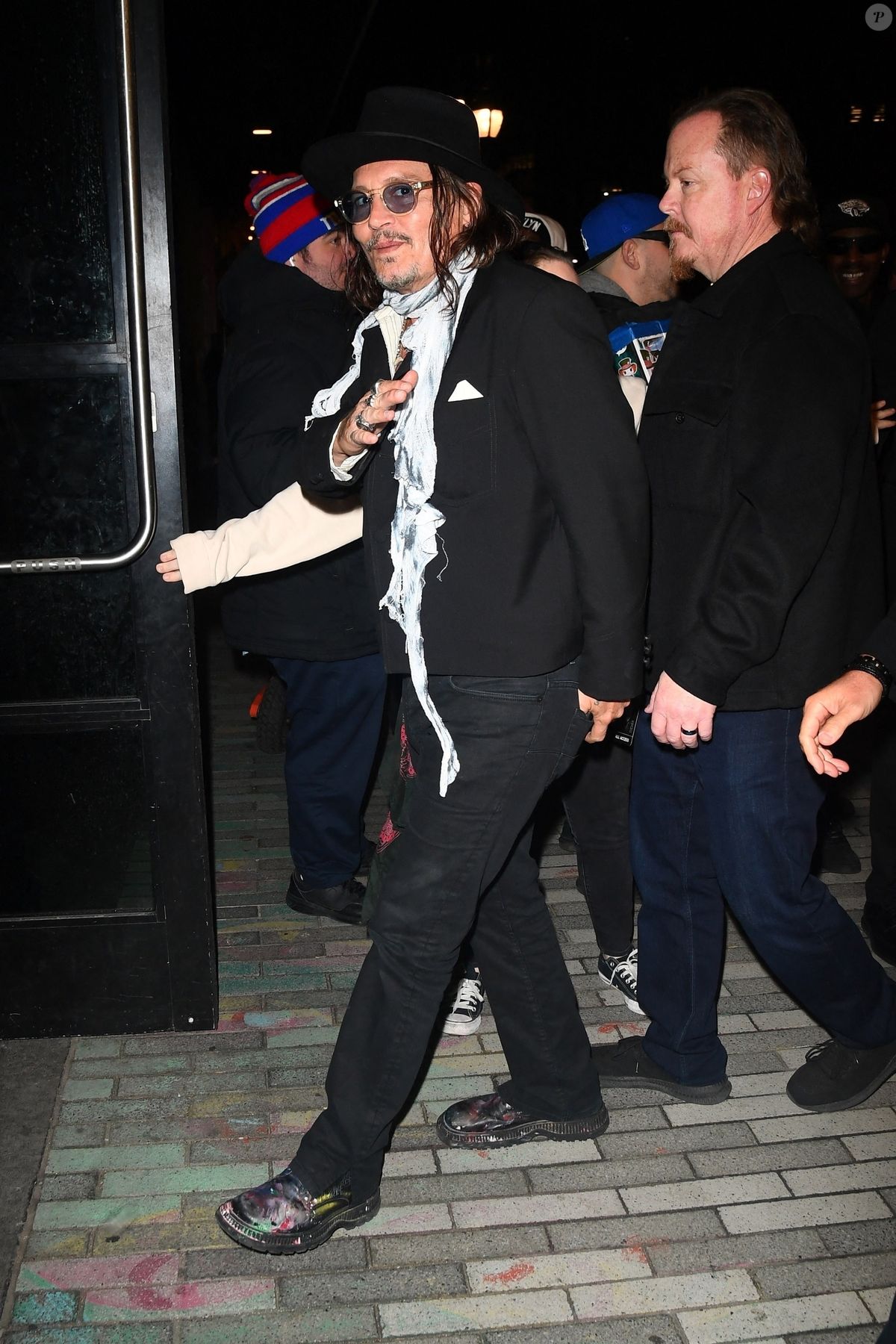 Photo : New York, NY - Johnny Depp salue les fans à son arrivée au City ...