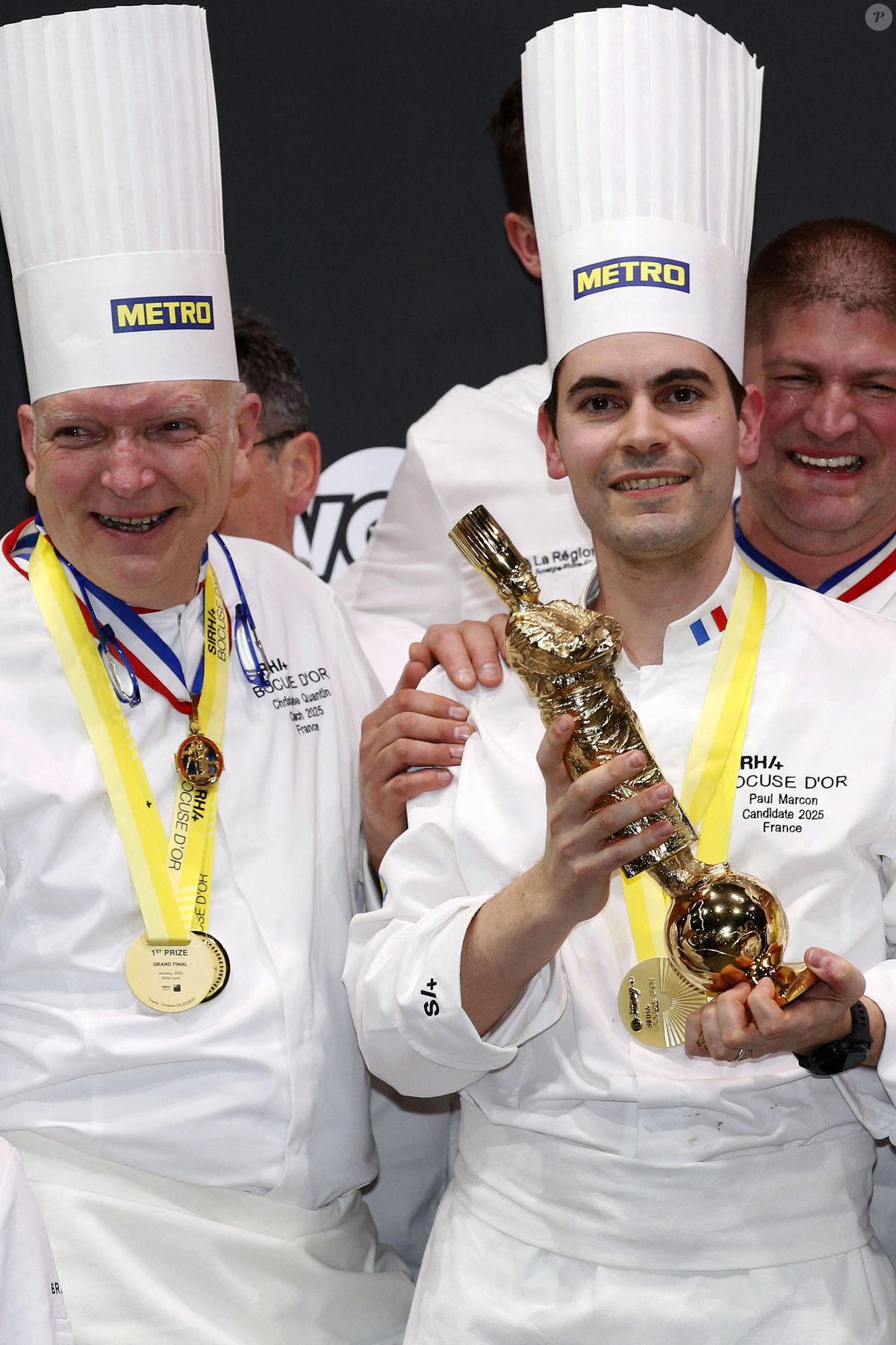 Photo : Le chef Paul Marcon, au centre, célèbre sa victoire, avec sa ...