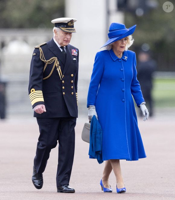 Photo : Le roi Charles III, la reine Camilla et des militaires défilent ...