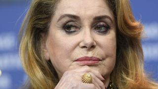 Visite du château de Catherine Deneuve sur les rives de l'Eure, une ...