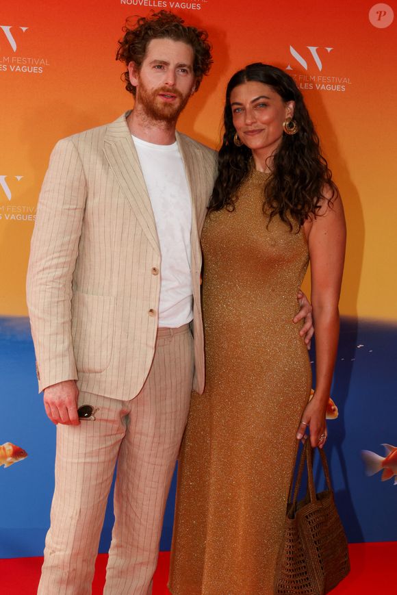 Carla Bruni, chic et solaire loin de Paris : face aux fortes chaleurs ...