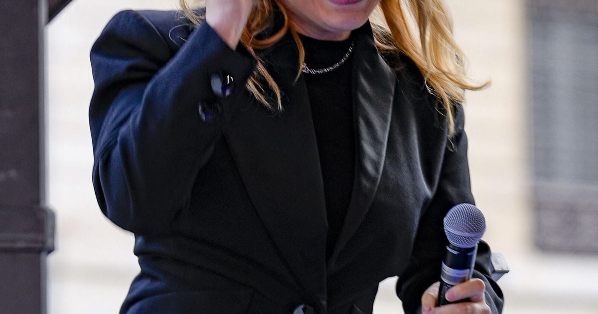 La chanteuse Santa est bien en couple : "J'ai toujours été à l'aise ...