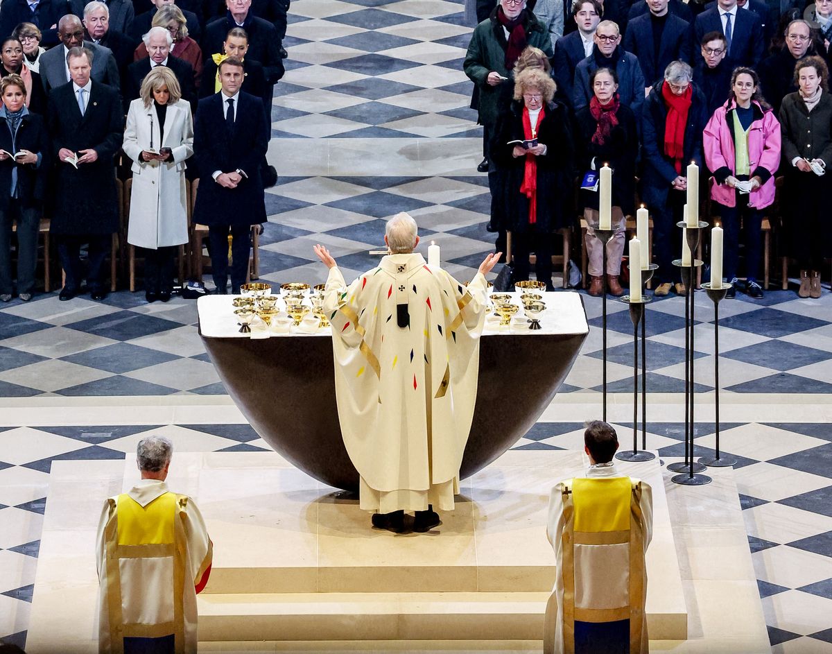 Photo : Consécration du nouvel autel, oeuvre du sculpteur et designer G ...