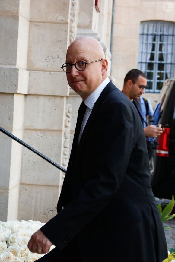 Alexandra et Clarisse, les filles de Philippe Labro, se serrent les ...