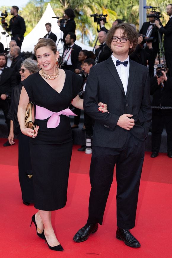 Cannes en famille, Julie Gayet rayonne avec son fils Ezéchiel, sosie de son père qui est loin d ...
