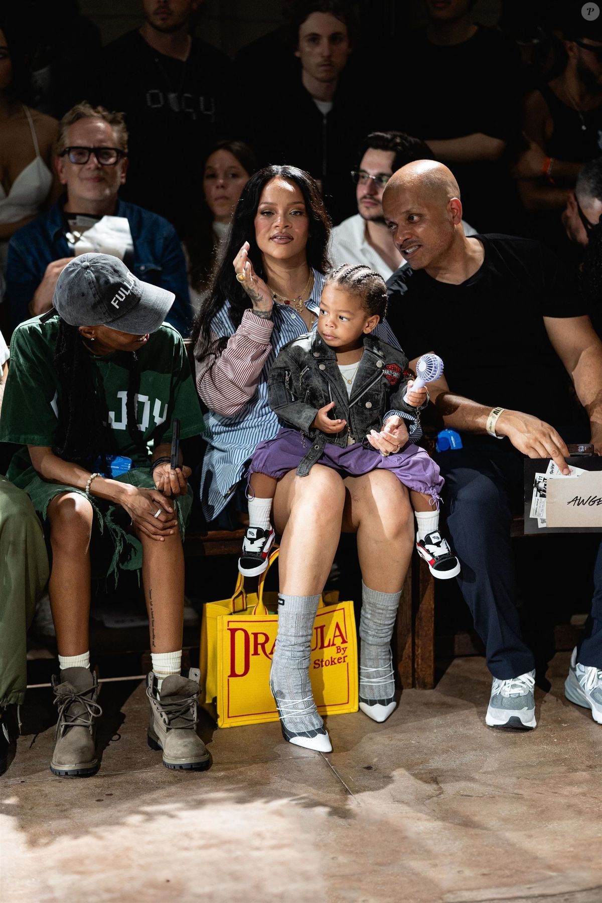 Photo : Rihanna en Front Row du défilé AWGE "Collection Homme Prêt-à ...