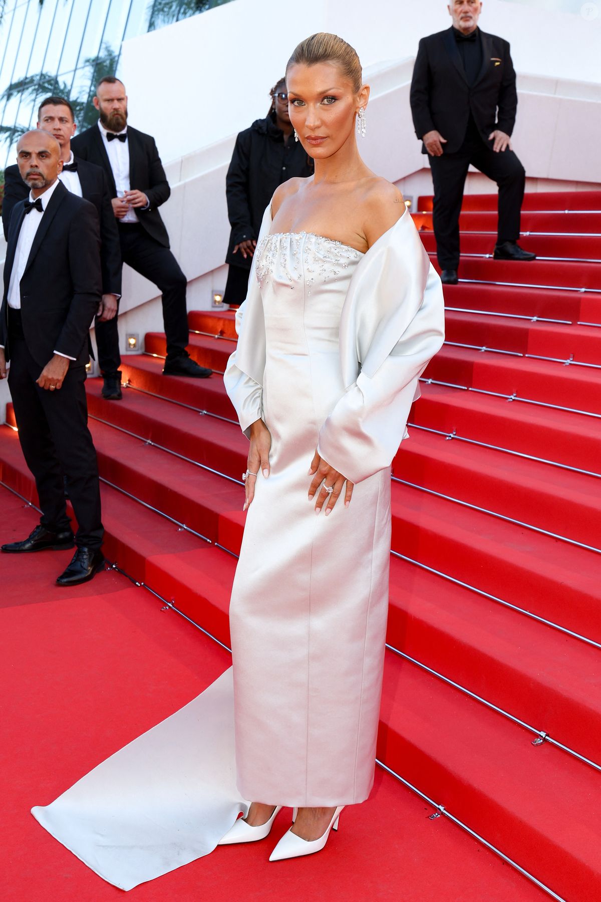 Photo : Bella Hadid - Montée des marches du film " Garance " lors du ...
