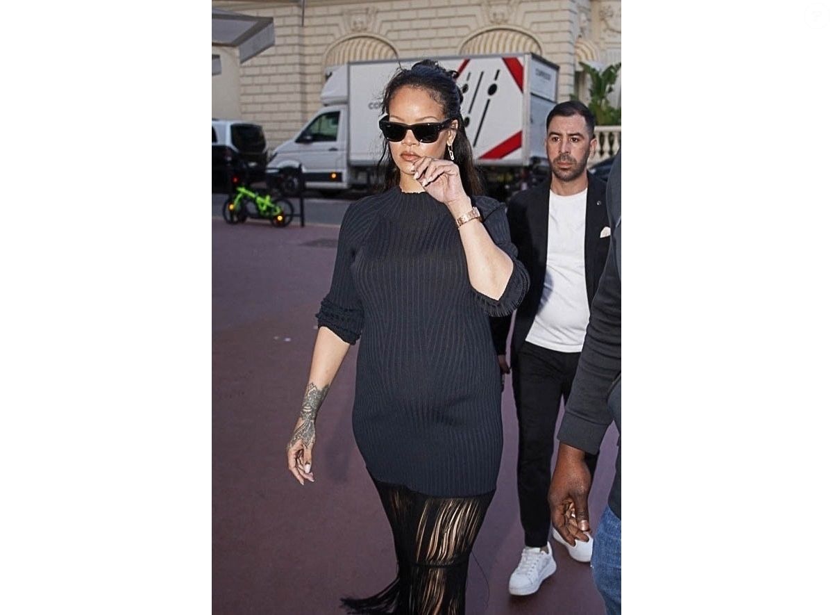 Photo : Cannes, FRANCE - Rihanna, rayonnante, brave l'engouement ...
