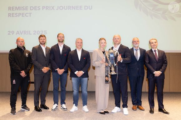 Dans un look qui lui va comme un gant, Charlene de Monaco s'entoure de ...