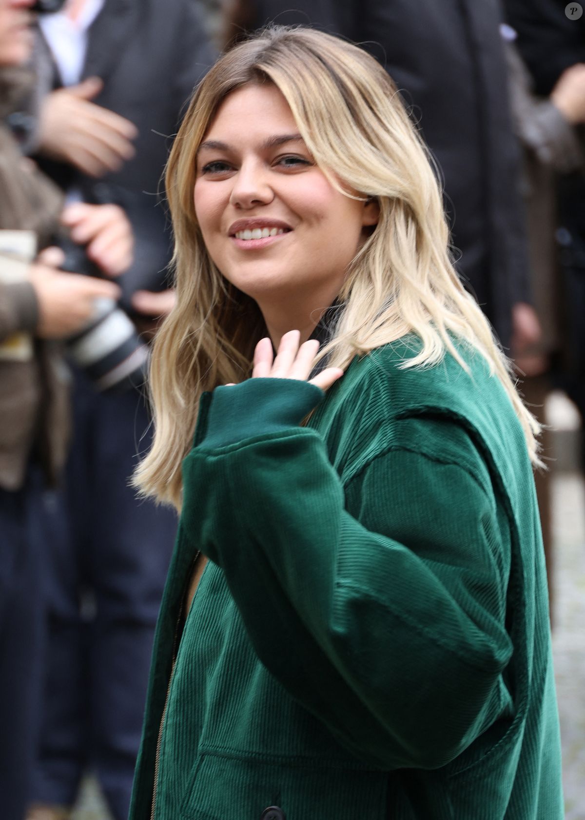 Photo : Louane aux arrivées du défilé Miu Miu Collection Femme Prêt-à-Porter Printemps/Eté 2026 ...