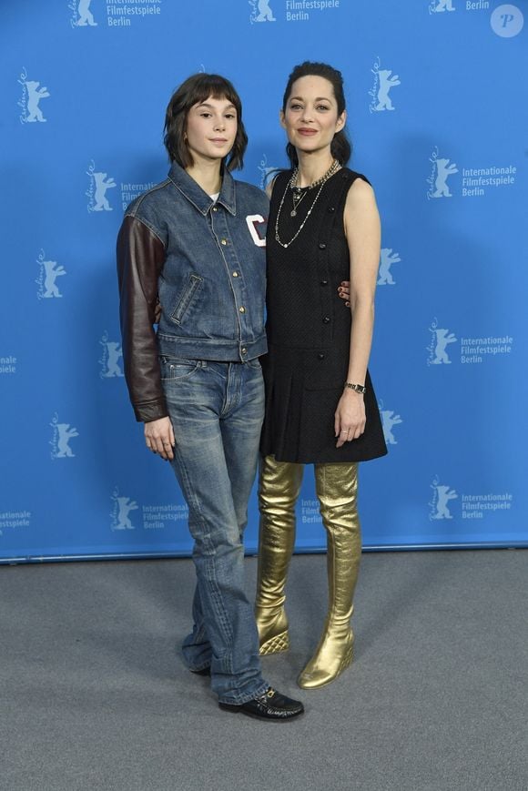 Photo : Marion Cotillard et Clara Pacini au photocall du film "The Ice ...