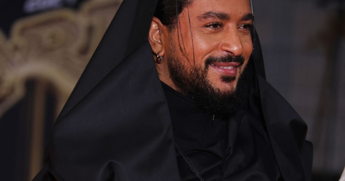 Slimane ne ressemble plus à ça : le chanteur pose avec un corps bien ...