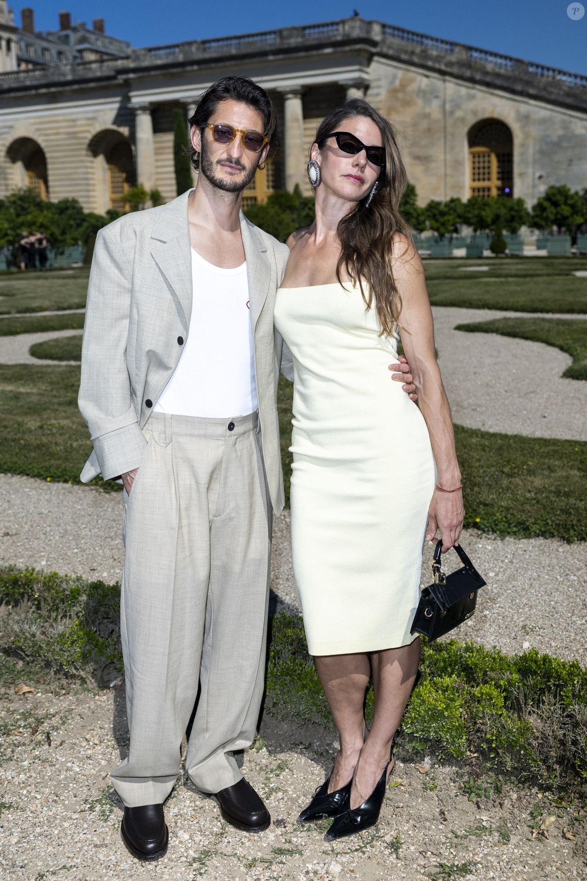 Photo : Pierre Niney et Natasha Andrews au photocall du défilé ...