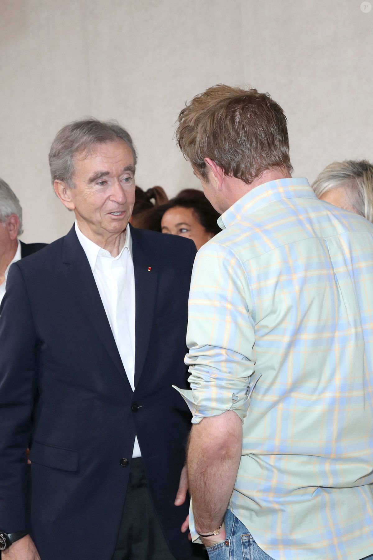 Photo : Bernard Arnault et Jonathan Anderson (Styliste Dior) posent à ...