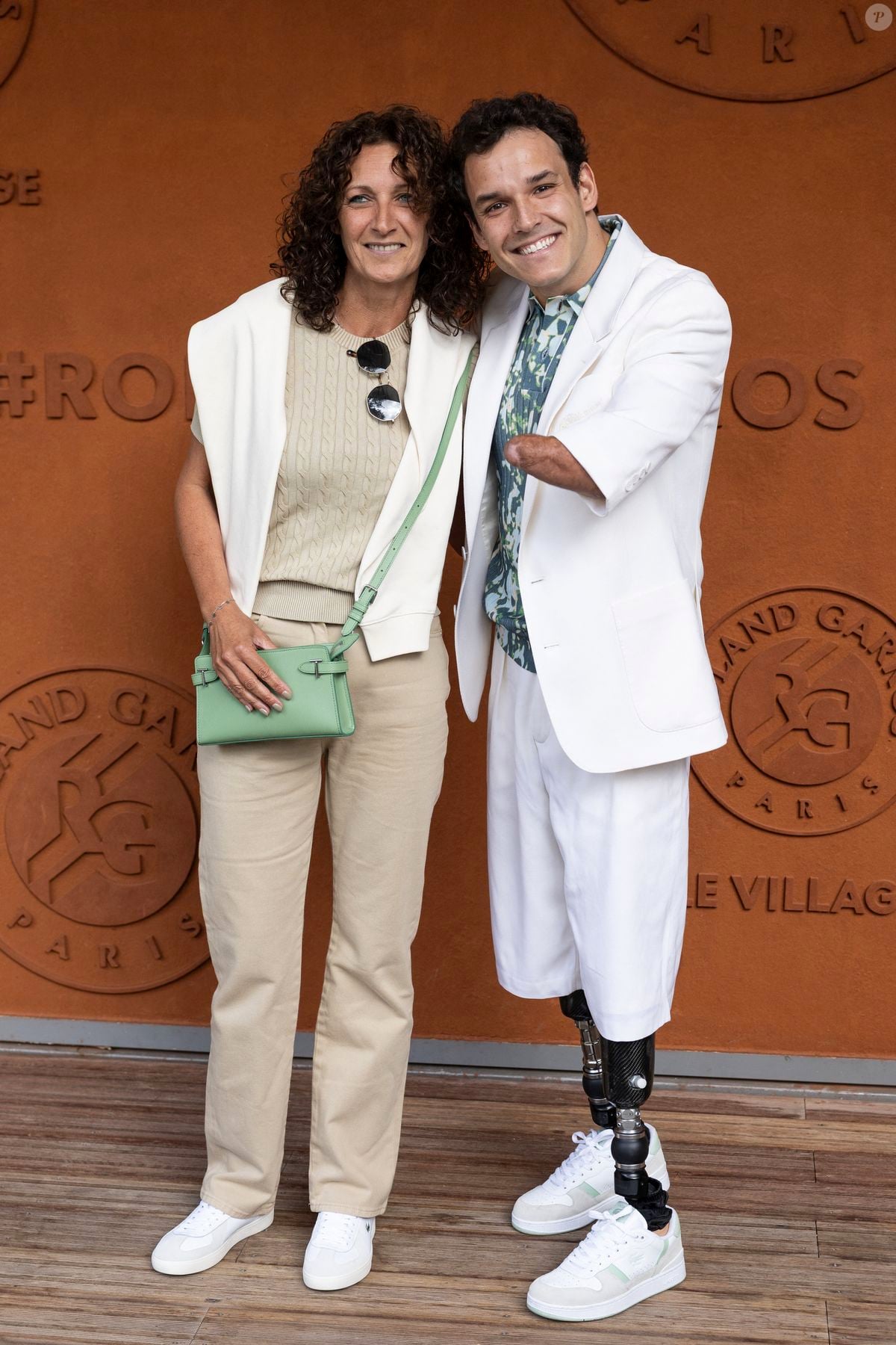 Photo : Théo Curin et sa mère Stéphanie au village lors des ...