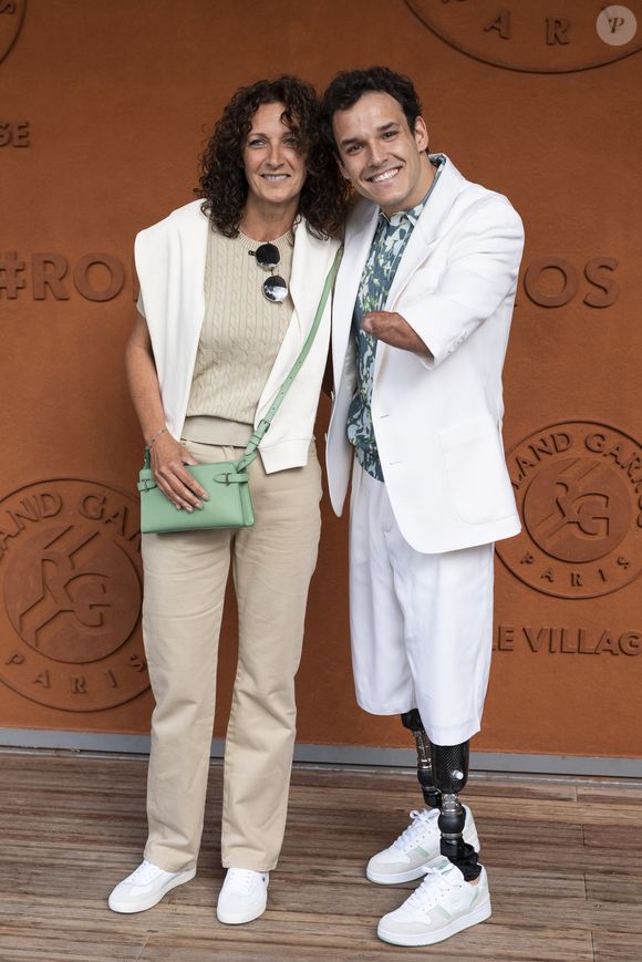 Photo : Théo Curin et sa mère Stéphanie au village lors des ...