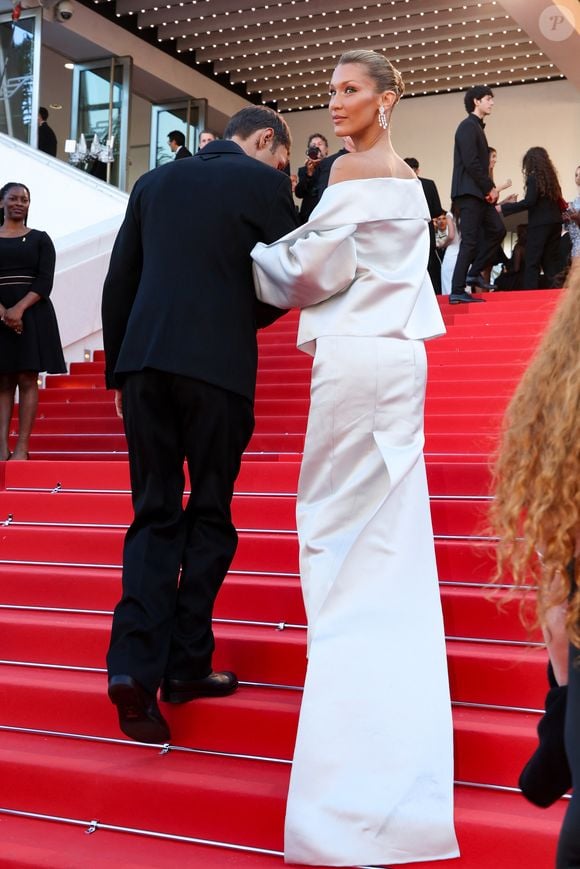 Photo : Anwar Hadid et sa soeur Bella - Montée des marches du film ...
