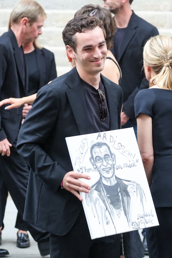 Un au revoir festif avec dress-code imposé... Un proche de Thierry ...