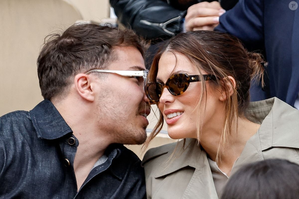 Photo : Antoine Dupont et sa compagne Iris Mittenaere en tribunes lors de la finale messieurs ...