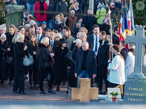 Photo : Marine Le Pen, ses soeurs Marie Caroline et Yann, Mathilde ...