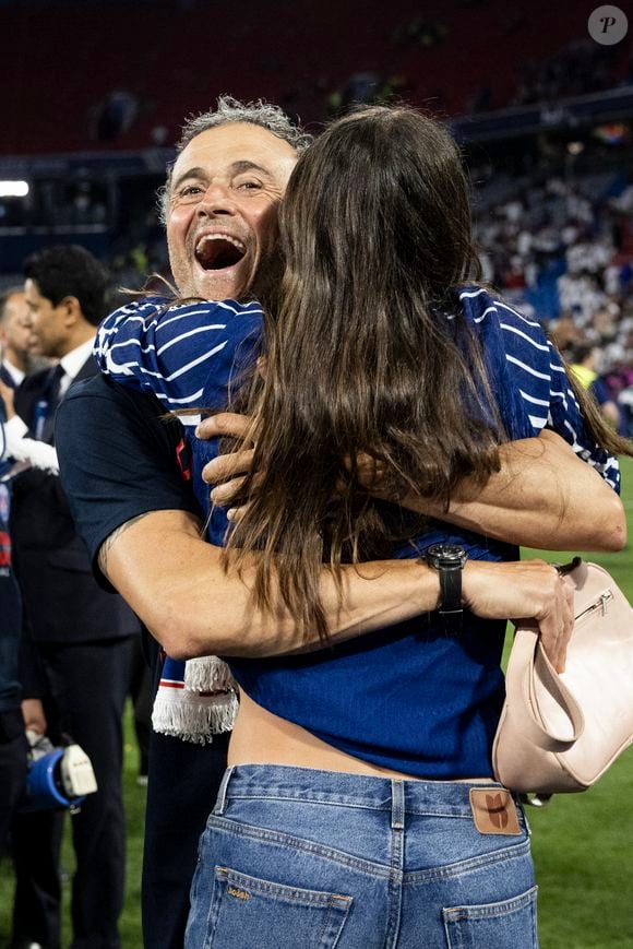 Luis Enrique fête le sacre historique du PSG avec sa femme Elena et ...