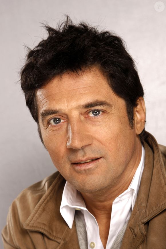 Photo : Bruno Madinier pose lors d'une séance de portrait à Paris ...
