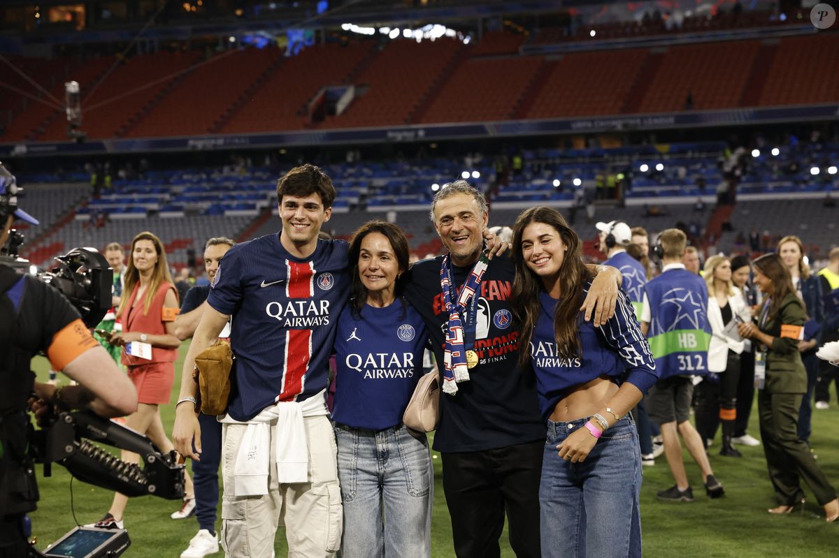 Photo : Luis Enrique célèbre avec sa femme Elena Cullell et ses enfants ...