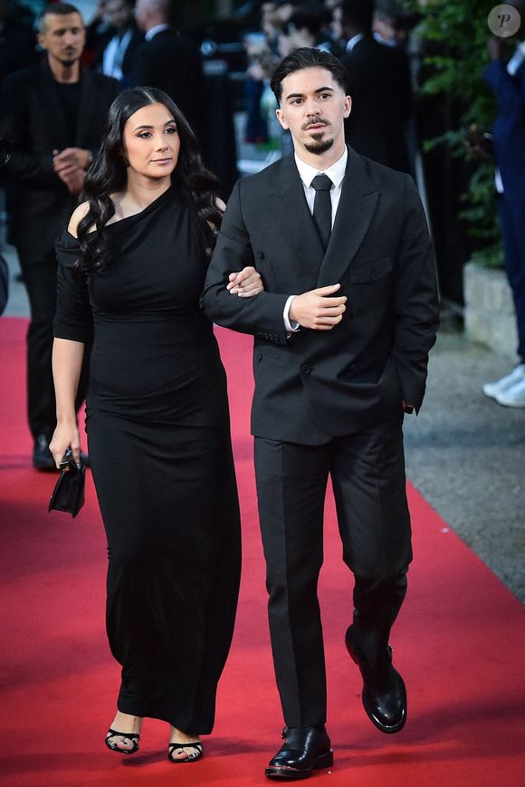 Photo : Le milieu de terrain du Paris Saint-Germain Vitinha arrive avec ...