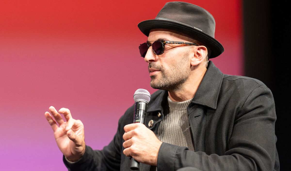 PUREPEOPLE 🔵 Qui est l’artiste JR qui a fait grincer des dents à Cannes ? Né dans l’un des ...