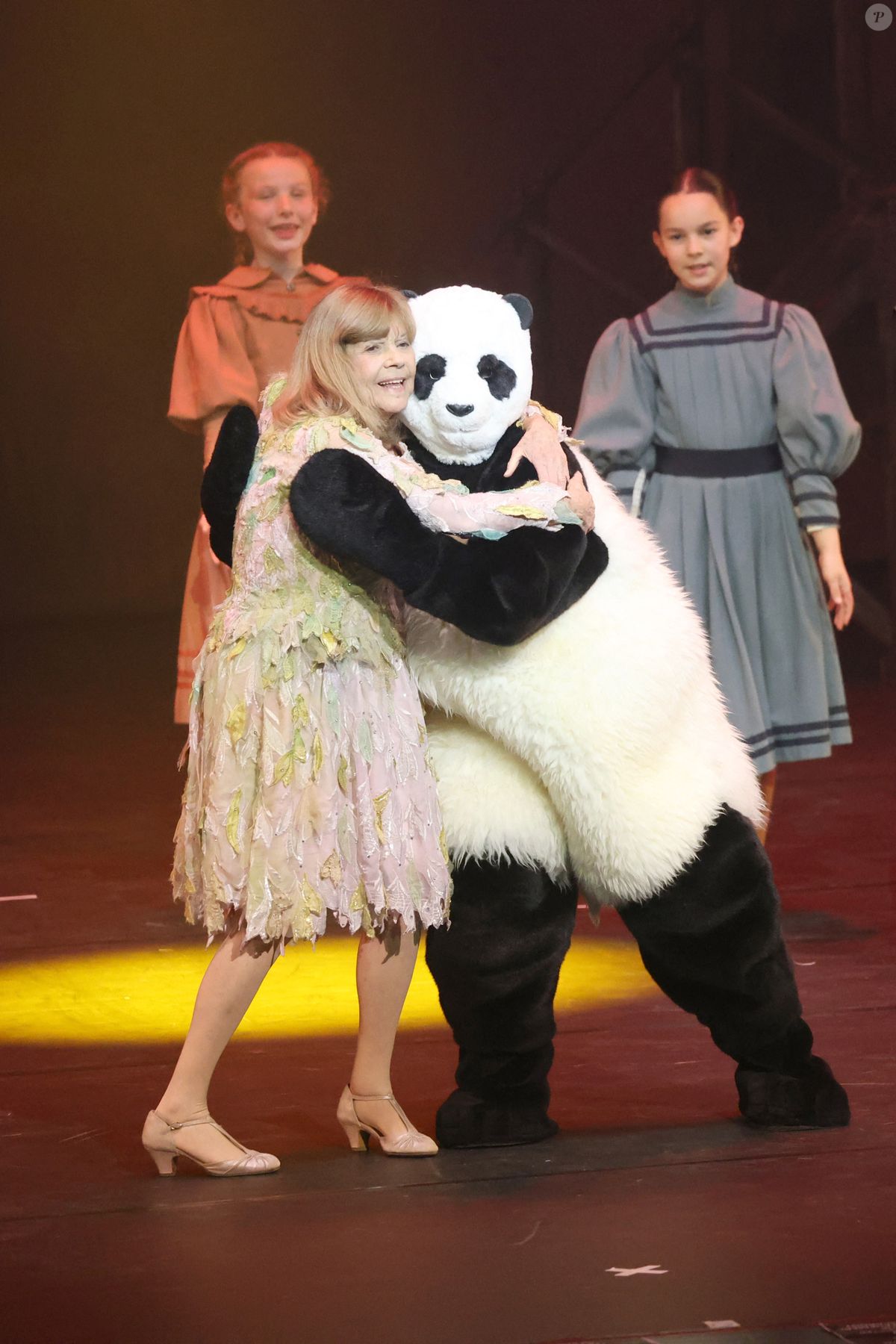 Photo : En effet, la tête du costume de Panda qu'elle utilise dans son ...