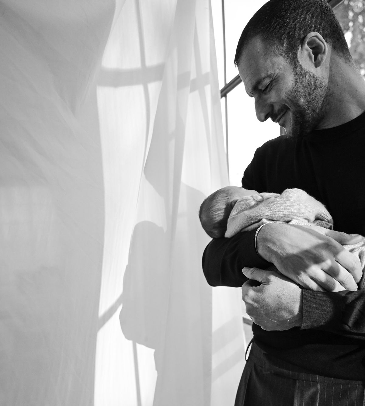 Photo : Amir pose avec son troisième enfant, un petit garçon prénommé ...