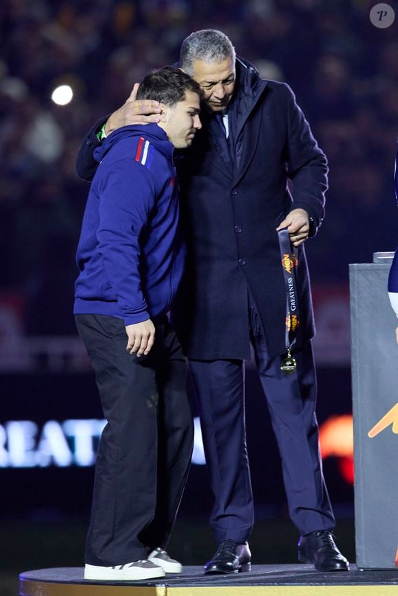Antoine Dupont en béquilles aux côtés d’un membre de la famille royale ...