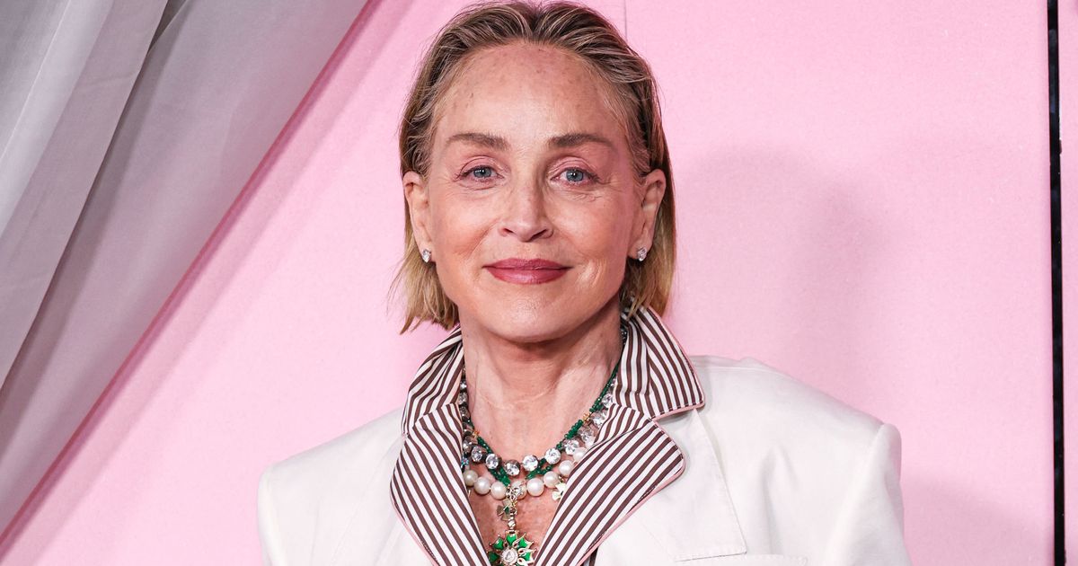"L'été approche" : À 68 ans, Sharon Stone prend la pose dans un deux ...