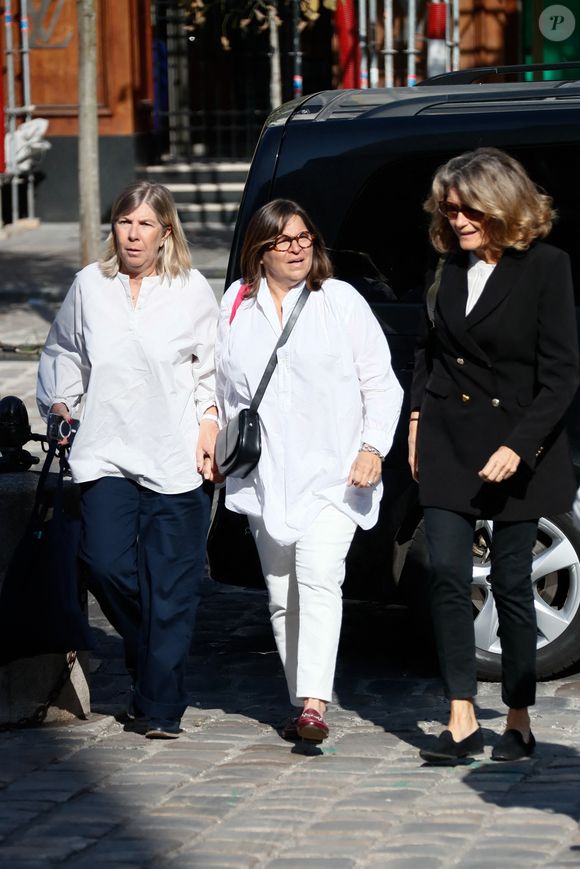 Alexandra et Clarisse, les filles de Philippe Labro, se serrent les ...