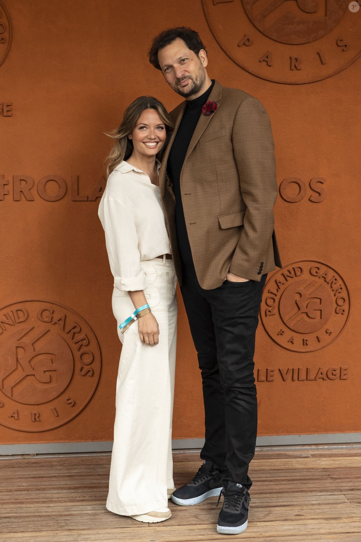 Photo : Éric Antoine et sa compagne Gennifer Demey au village lors des ...