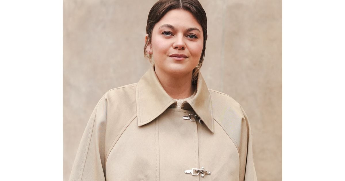 Louane : ses robes et bijoux signés Miu Miu et Messika décryptés - Ode ...